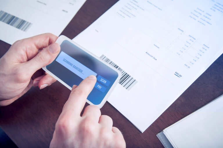 Invisible Bank: saiba tudo sobre essa tendência - Cedro Technologies